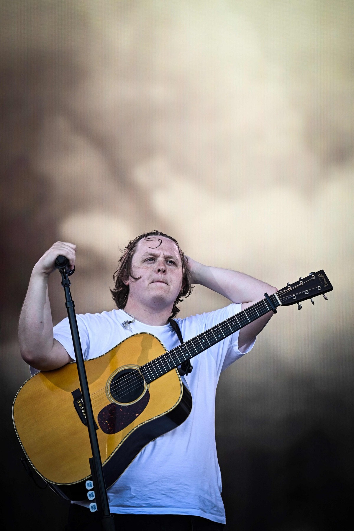 Com síndrome de Tourette, Lewis Capaldi luta para terminar show no ...