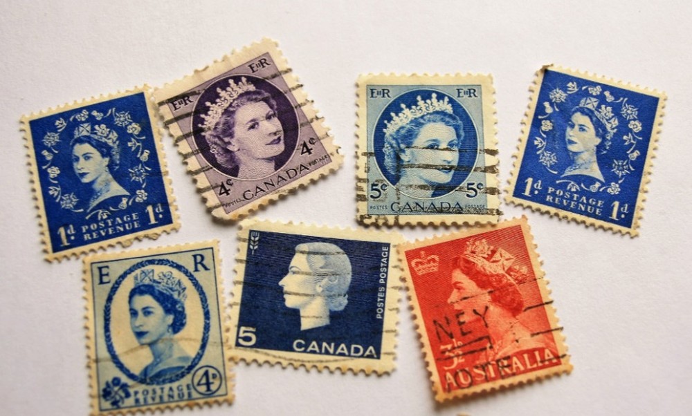 Elizabeth II está em moedas, selos e até ketchup. Quanto custará mudar ...