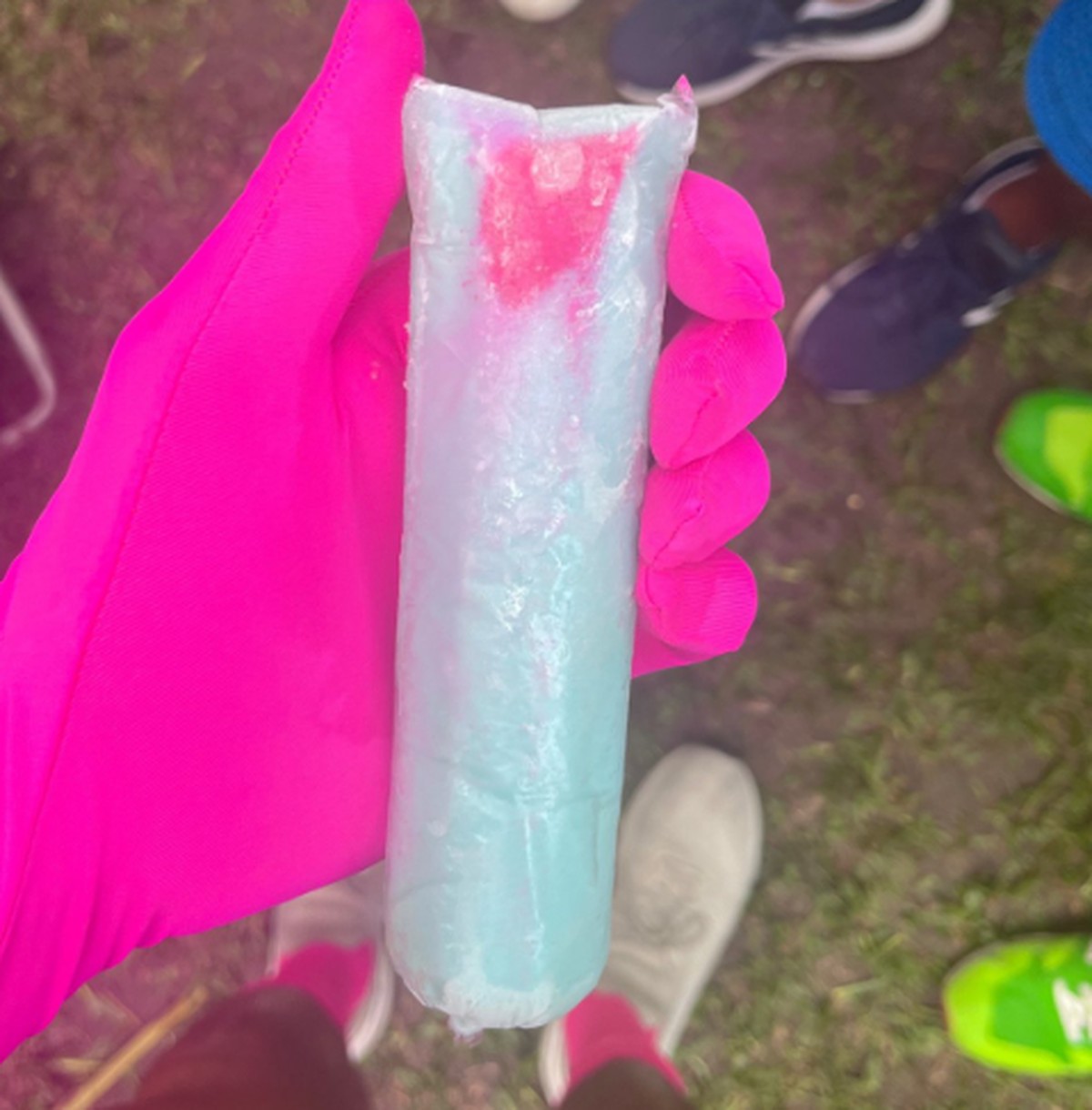 'Breaking Head': venda de sacolé com bala viraliza no carnaval carioca