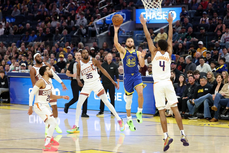 Curry, do Warriors, faz cesta incrível no estouro do cronômetro e impressiona; veja vídeo