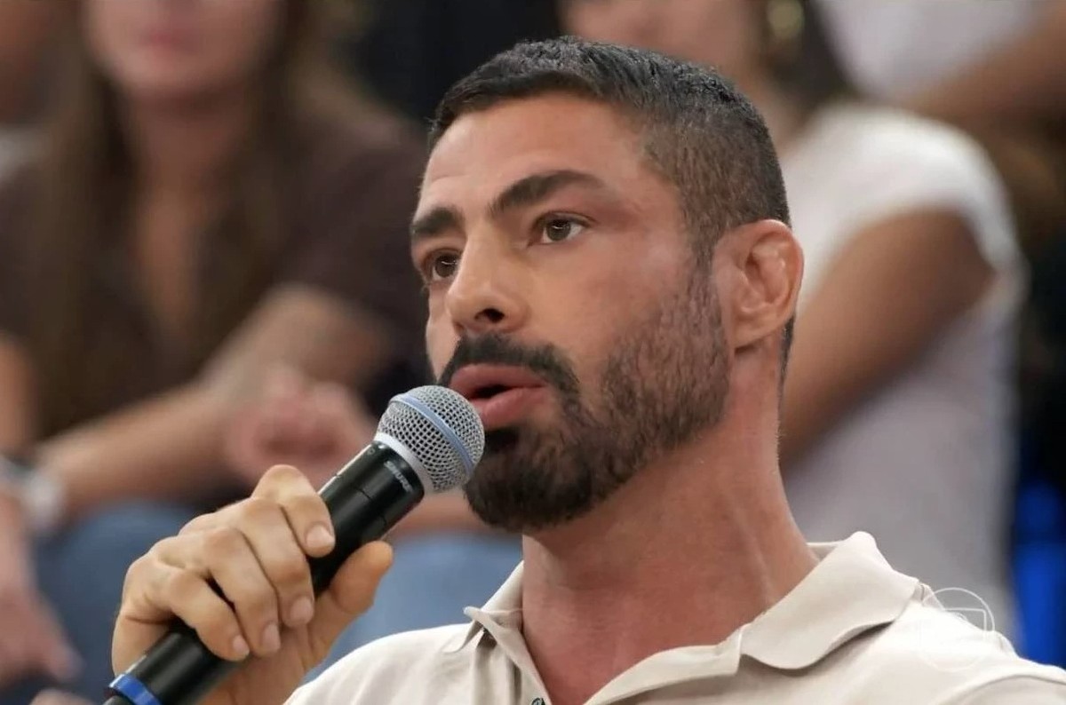 Cauã Reymond diz que foi alvo de bullying na infância devido ao fato de ...