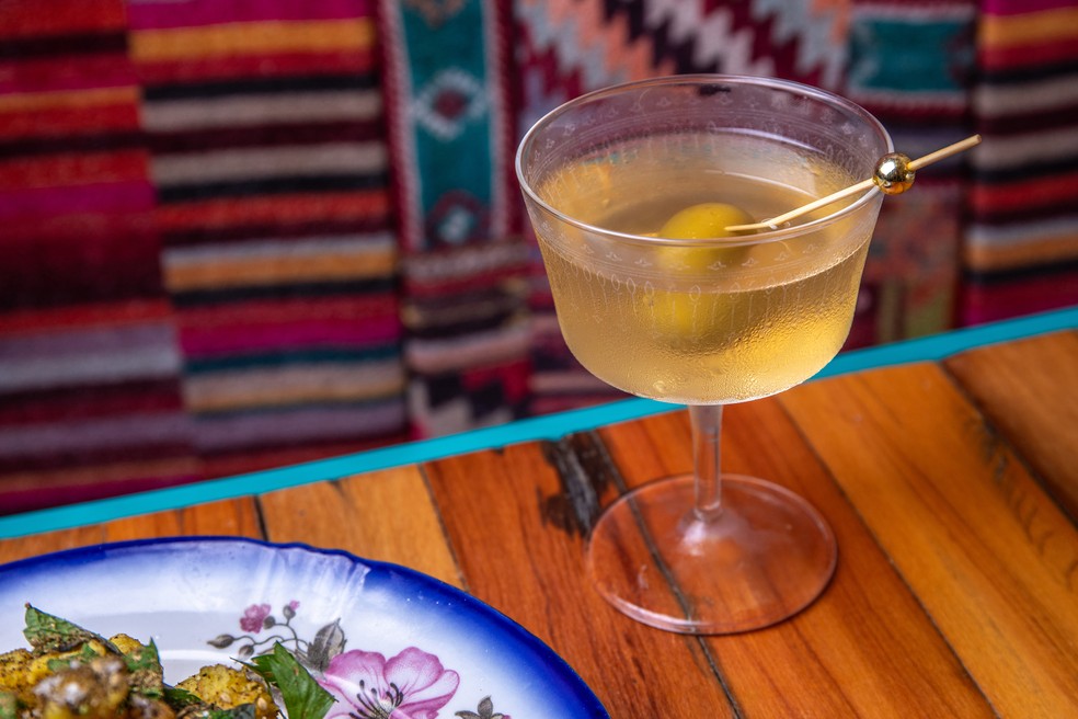 Sunset Drink no Clássico Beach Club; sour week na Hocus Pocus; Baduk no ...