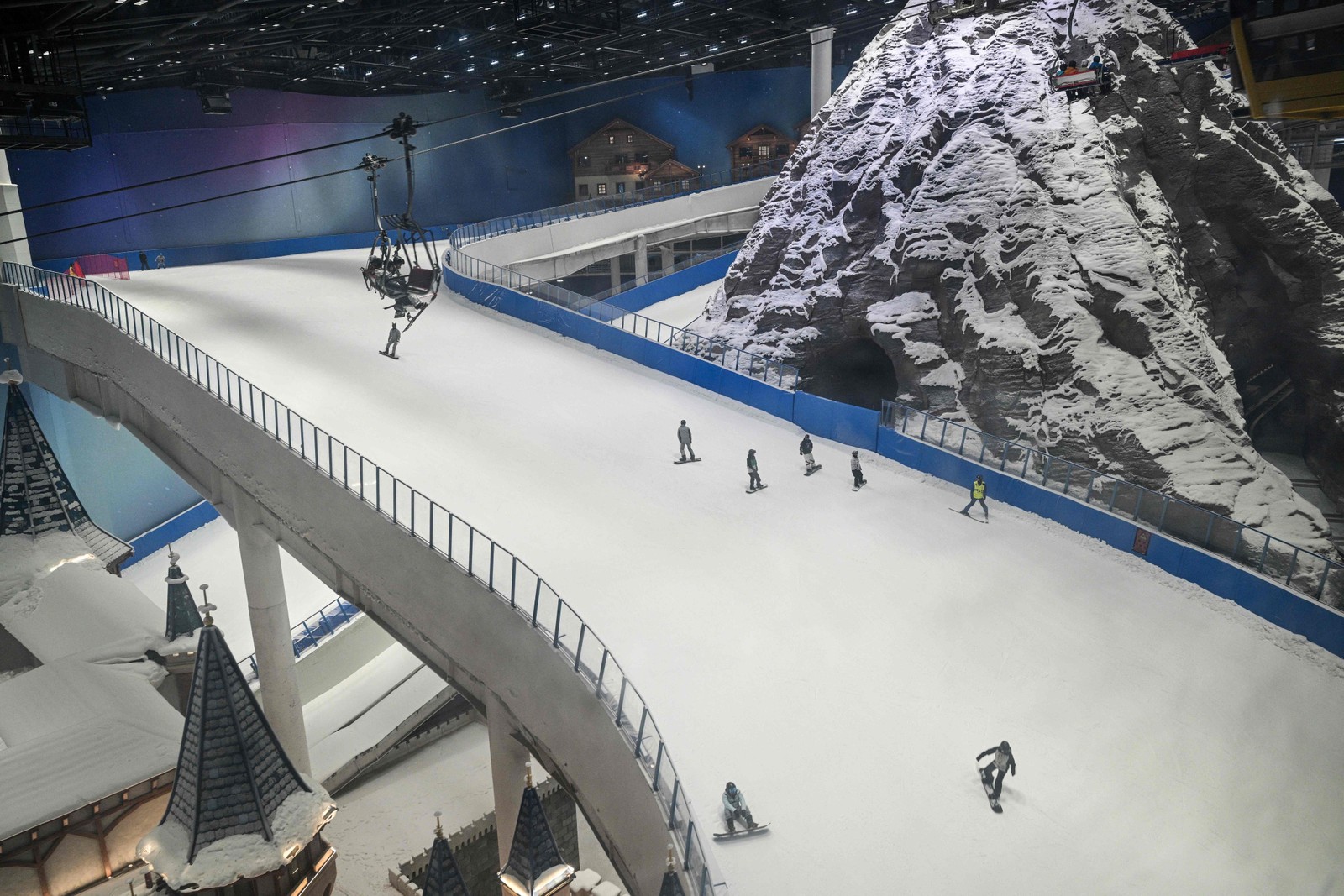 China inaugura a maior pista de esqui coberta do mundo; veja as fotos