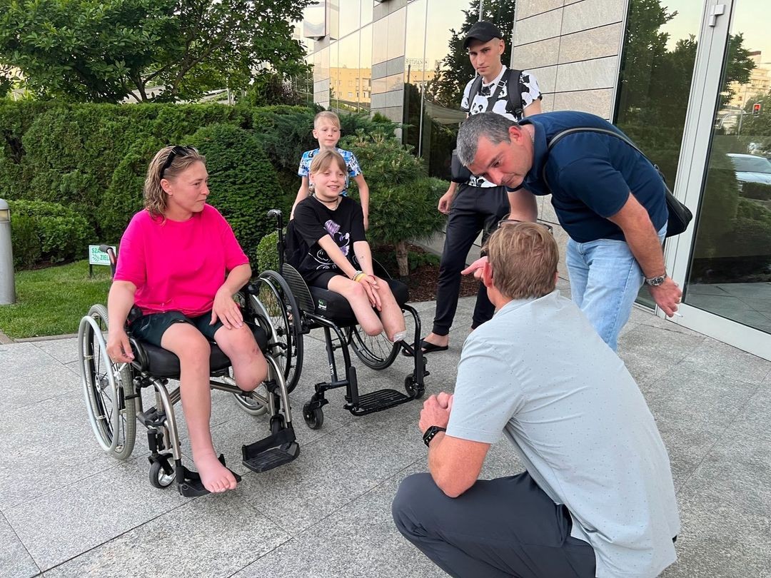Menina ucraniana volta a andar após perder as duas pernas em bombardeio ...