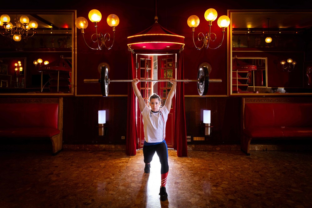 A 39 dias das Olimpíadas, atletas da França posam em pontos turísticos ...