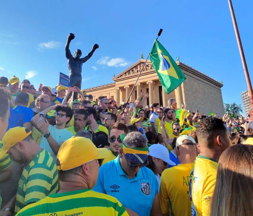 Escadaria do Rocky é tomada pela torcida brasileira na Filadélfia antes ...