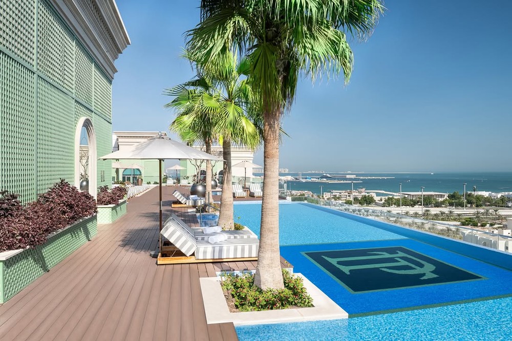 Piscina de borda infinita, jacuzzi e restaurantes de luxo: conheça o ...