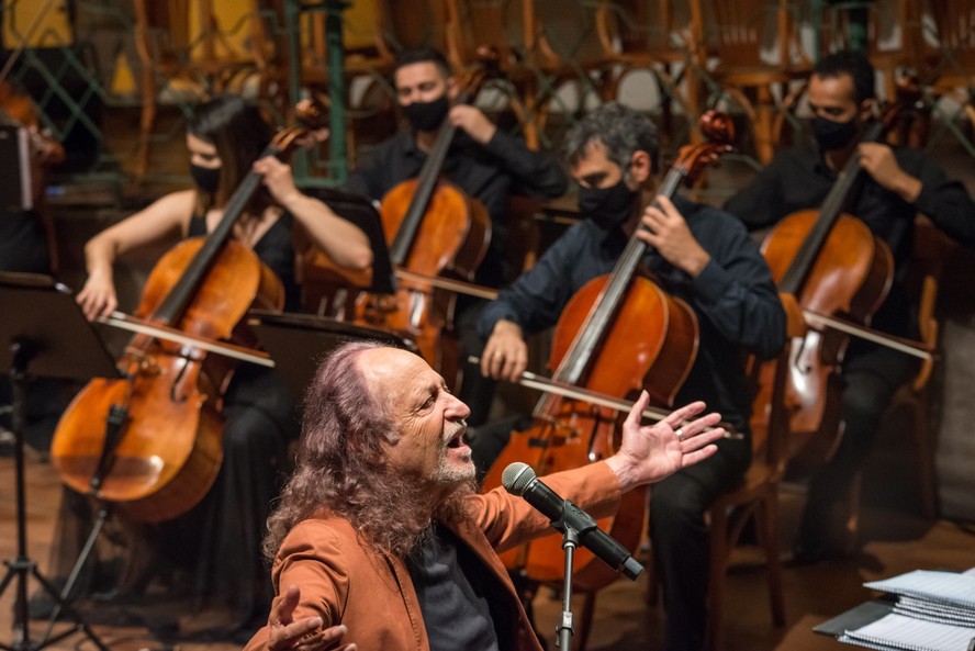 Alceu Valença se apresenta com orquestra na Praia de Copacabana