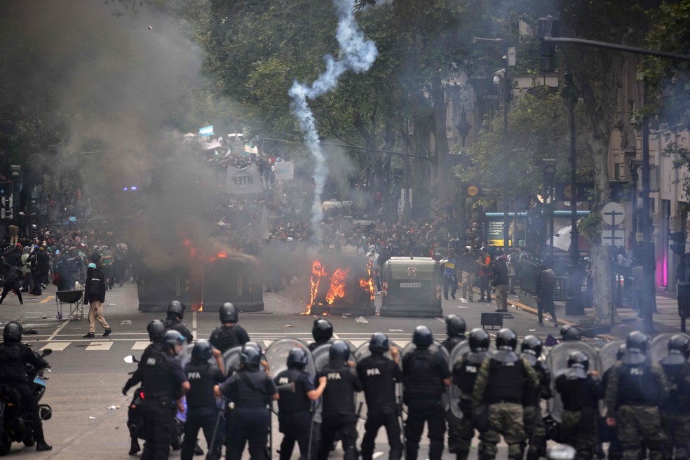 Após protestos nas ruas, governo Milei abre nova frente de atrito com ...