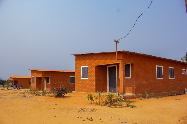 Em Angola, 358 famílias ainda aguardam casas de projeto alardeado por ...
