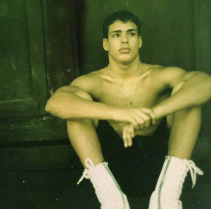 Cauã Reymond relembra seus 18 anos de idade em foto nas redes sociais