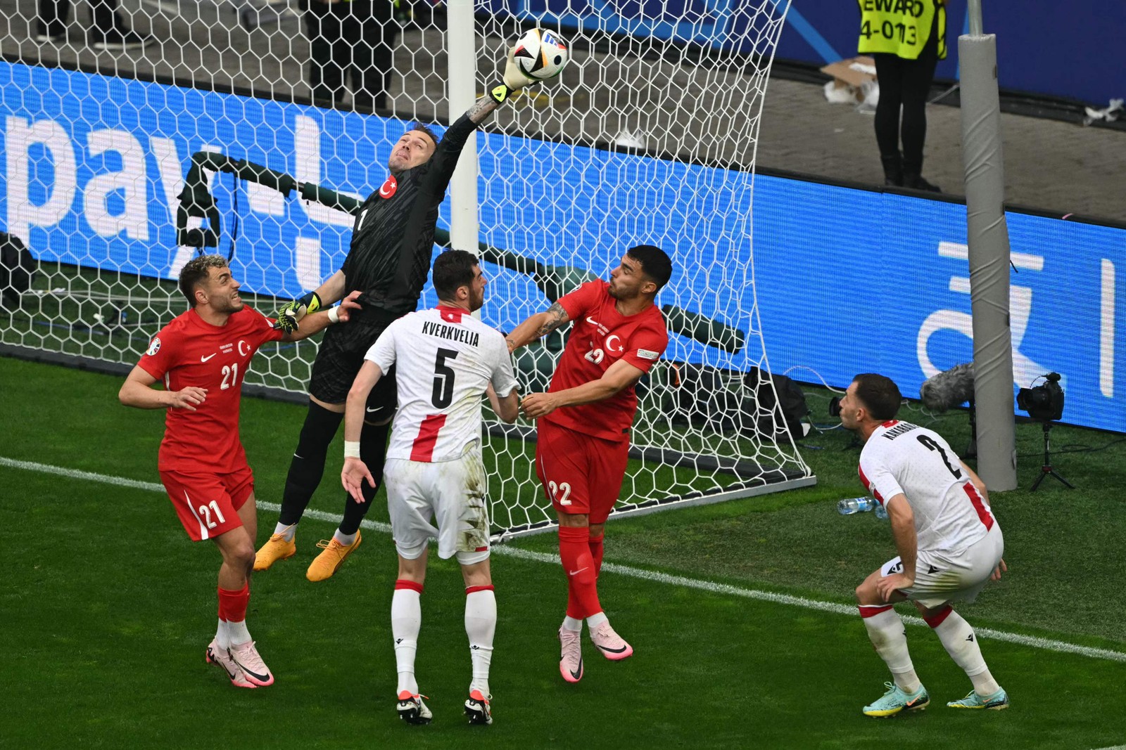 Com Eurocopa, Sportv lidera audiência da TV paga