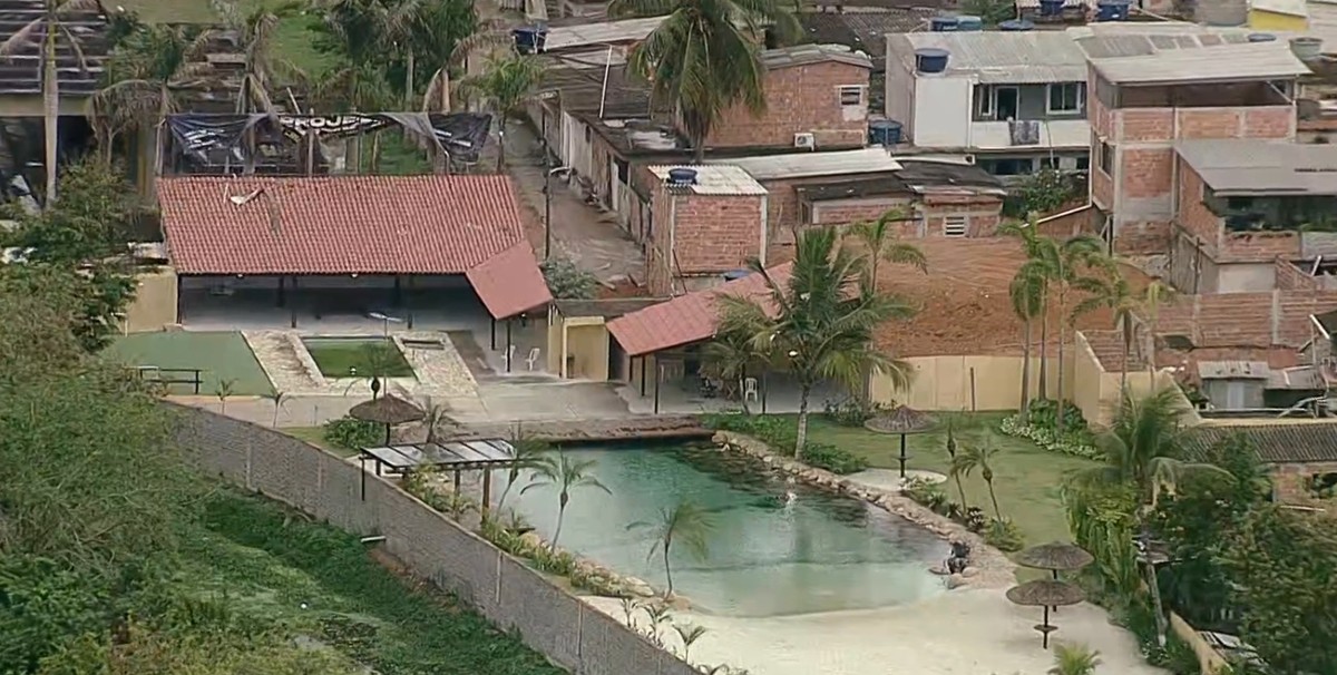 Complexo de Israel: praia particular do tráfico, cinco comunidades e ...