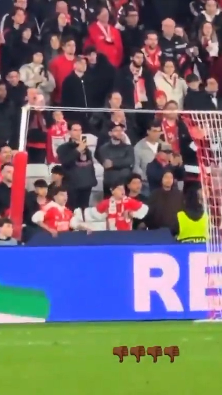 Torcedores do Benfica fazem gestos racistas em partida contra o Real Madrid