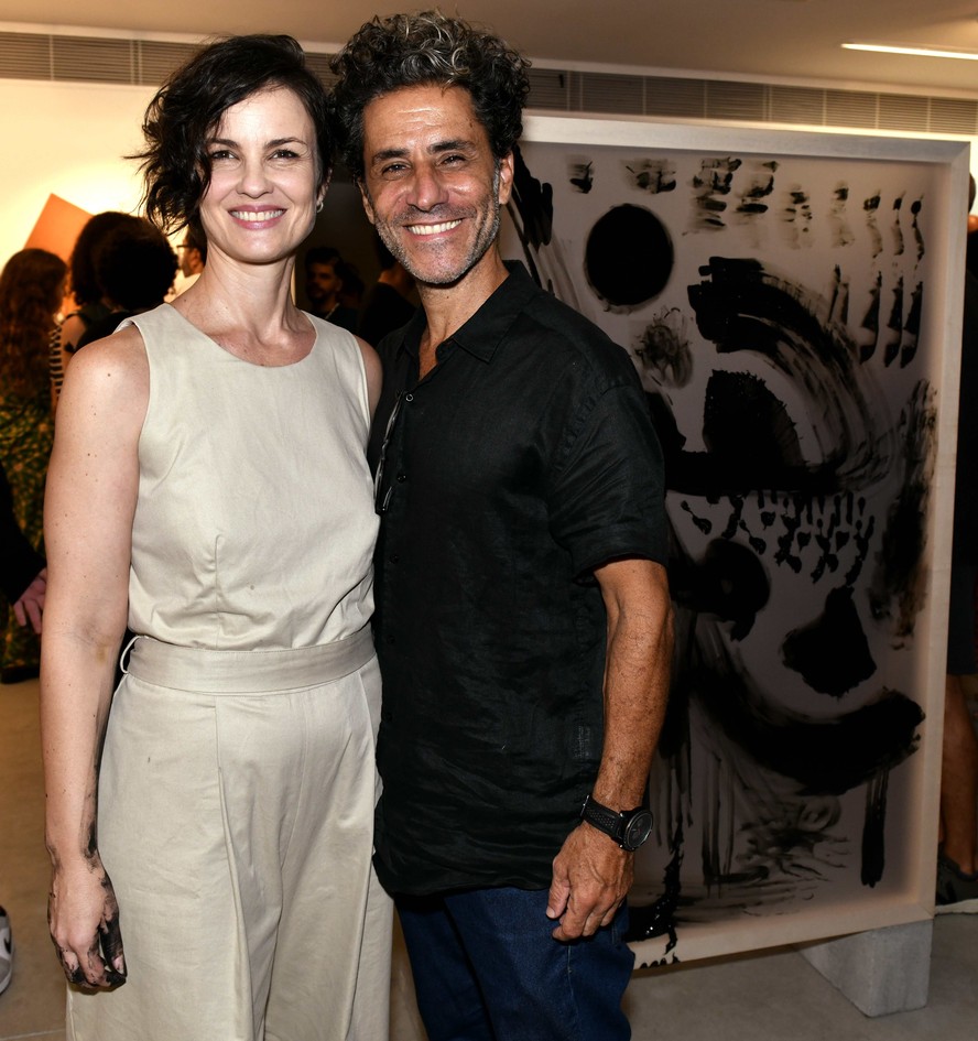 Também artista plástica, atriz Carolina Kasting faz performance em ...