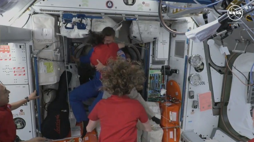 Nasa e SpaceX: Astronautas americanos e um cosmonauta russo são ...