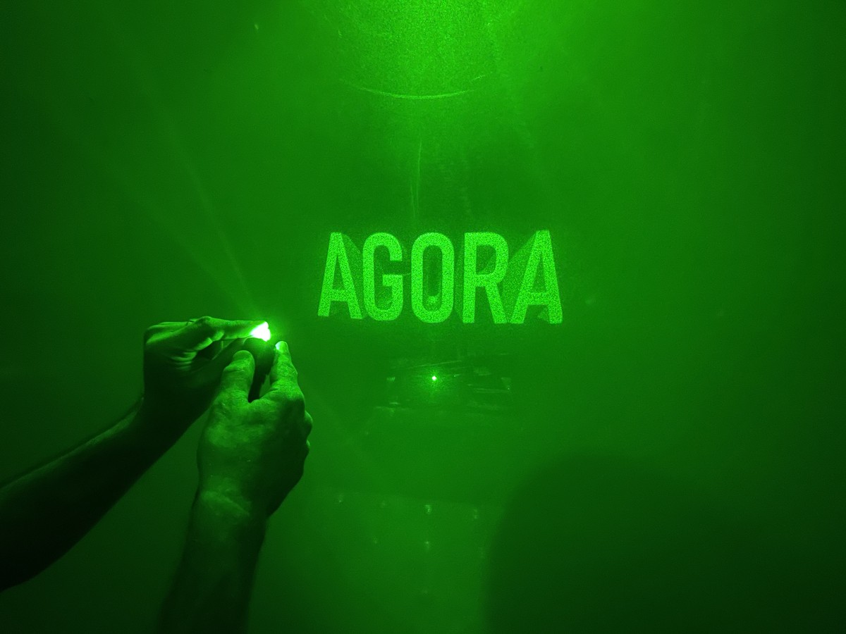 Ao infinito e além: carioca Eduardo Kac envia obra de arte holográfica ...