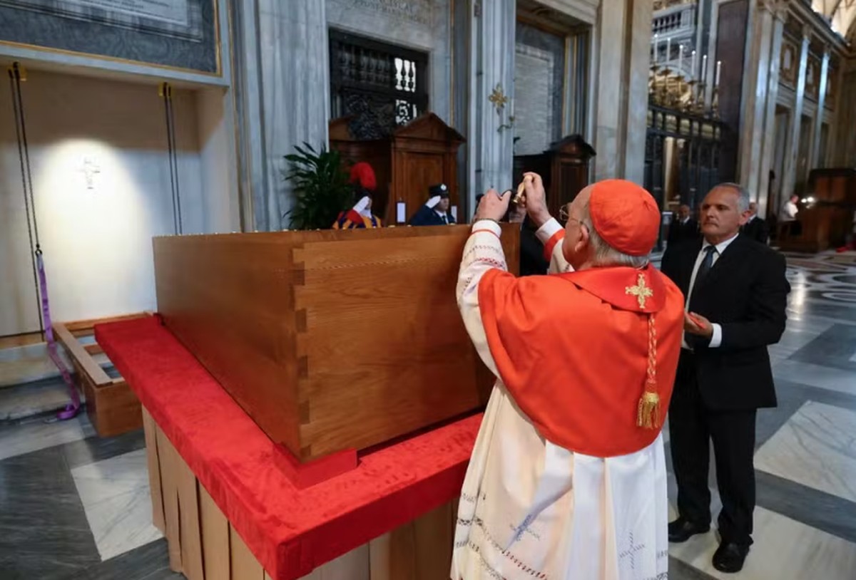 Vaticano divulga imagens da cerimônia reservada de sepultamento do Papa Francisco; veja
