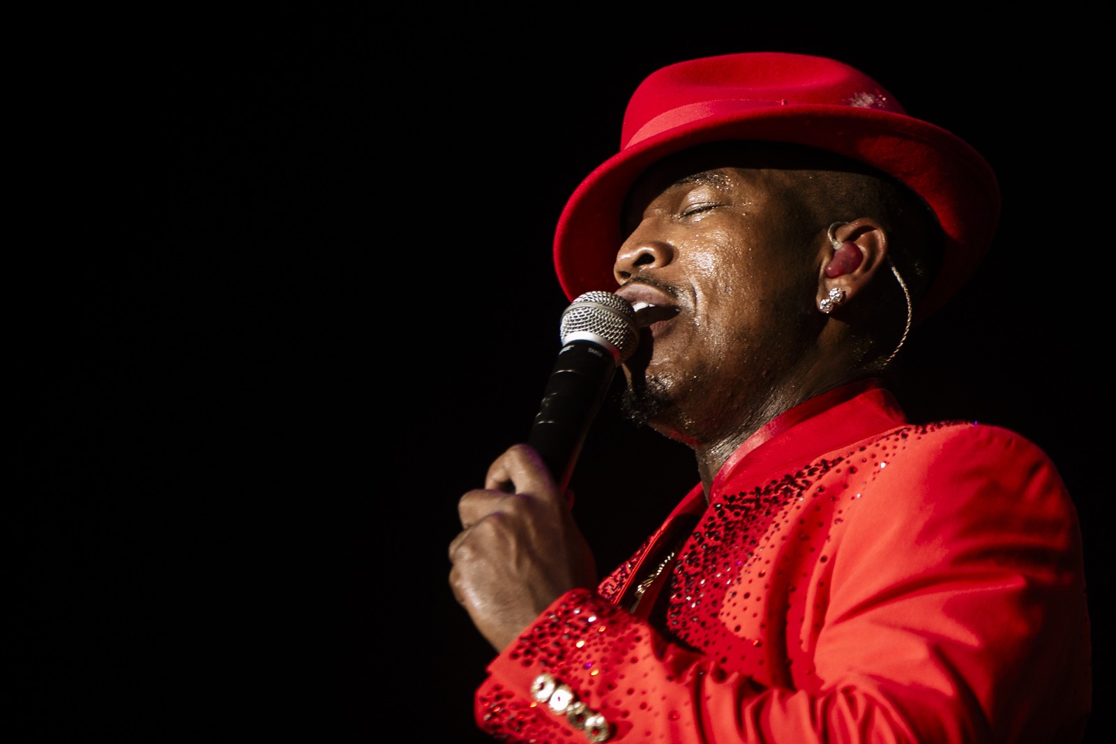 Mulher vence concurso promovido por Ne-Yo no Rock in Rio e ganha toalha ...