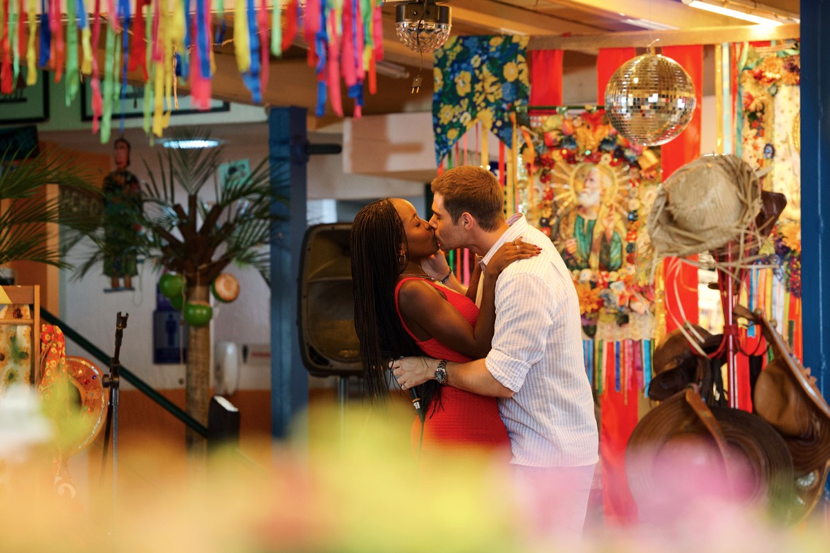 'Dona de mim': Leo e Davi se beijam. Saiba como acontecerá