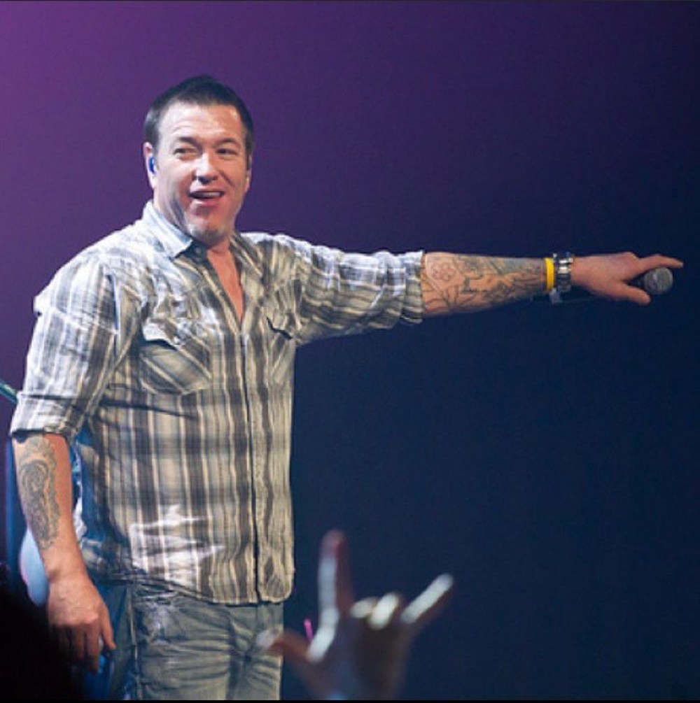 Hit de 'Shrek' e passado rapper: quem é Steve Harwell, cantor que ...