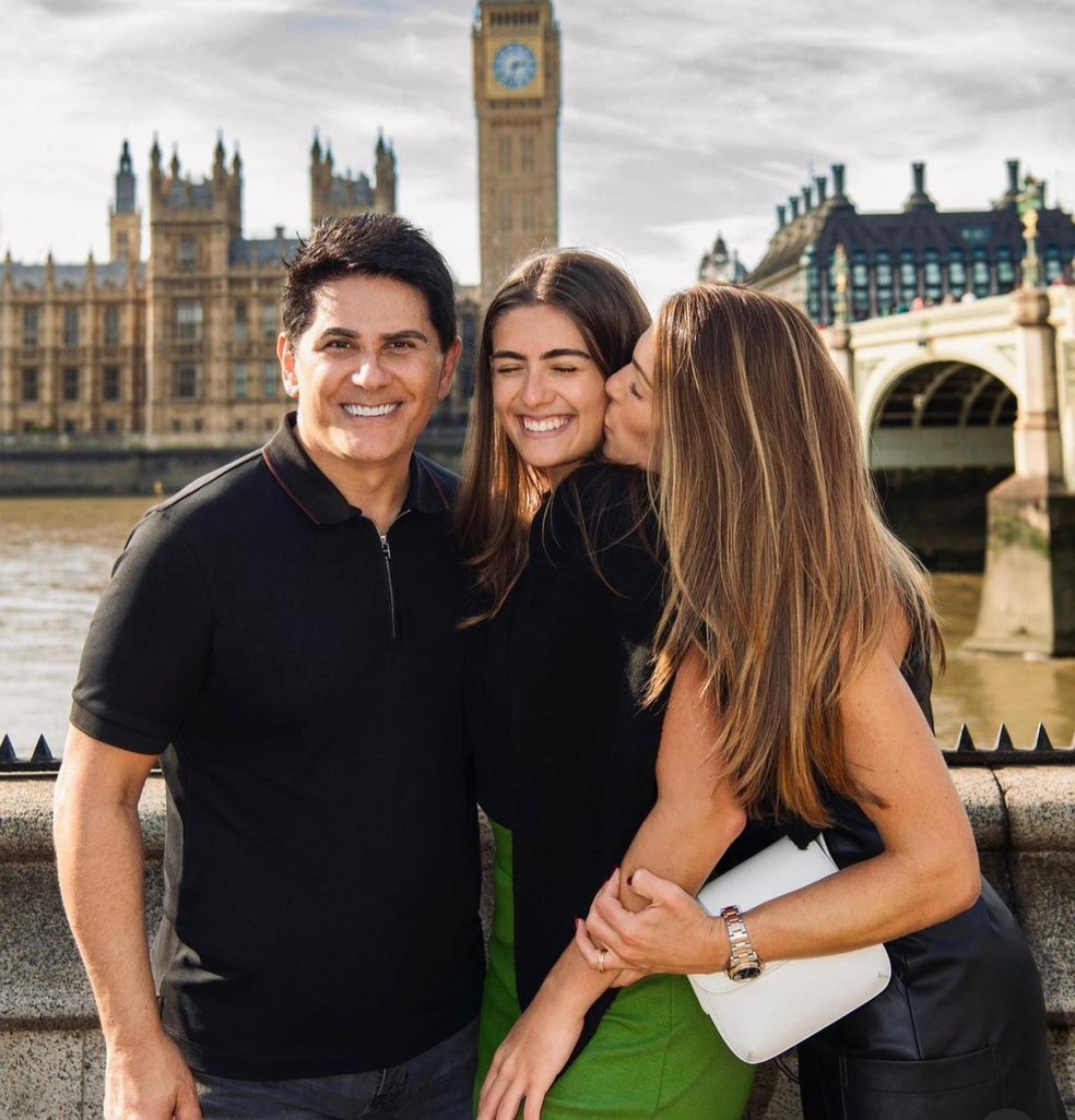 Cesar Filho e Elaine Mickely abrem álbum de viagem para Londres