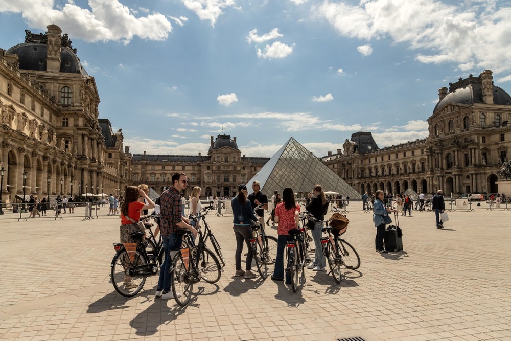 Saiba quanto custa fazer uma visita privada ao Louvre, como Kim Kardashian