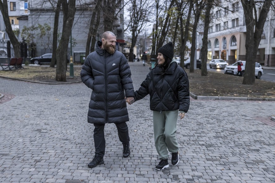 Amor na linha de frente: Mulheres ucranianas enfrentam viagens ...