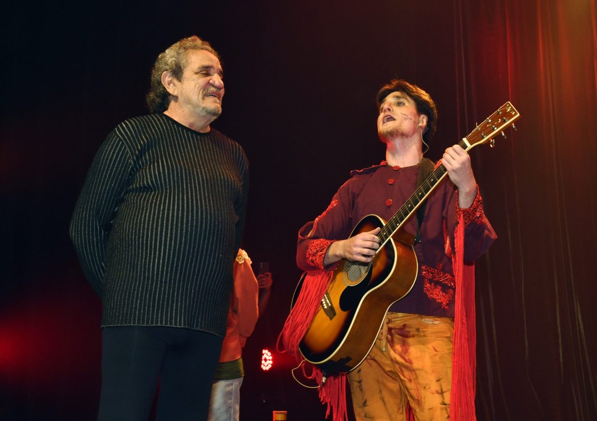 Emocionado, Zé Ramalho sobe ao palco durante a estreia de musical em ...