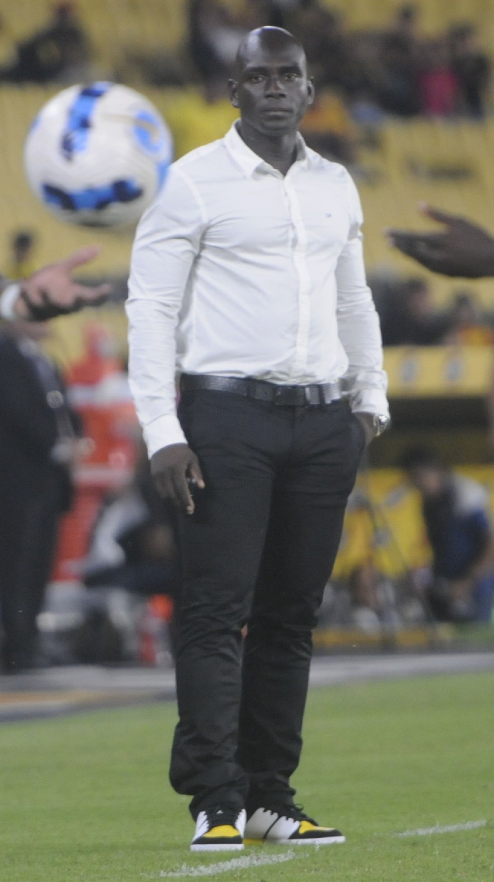 Técnico equatoriano que viralizou por estilo contra Corinthians tem ...