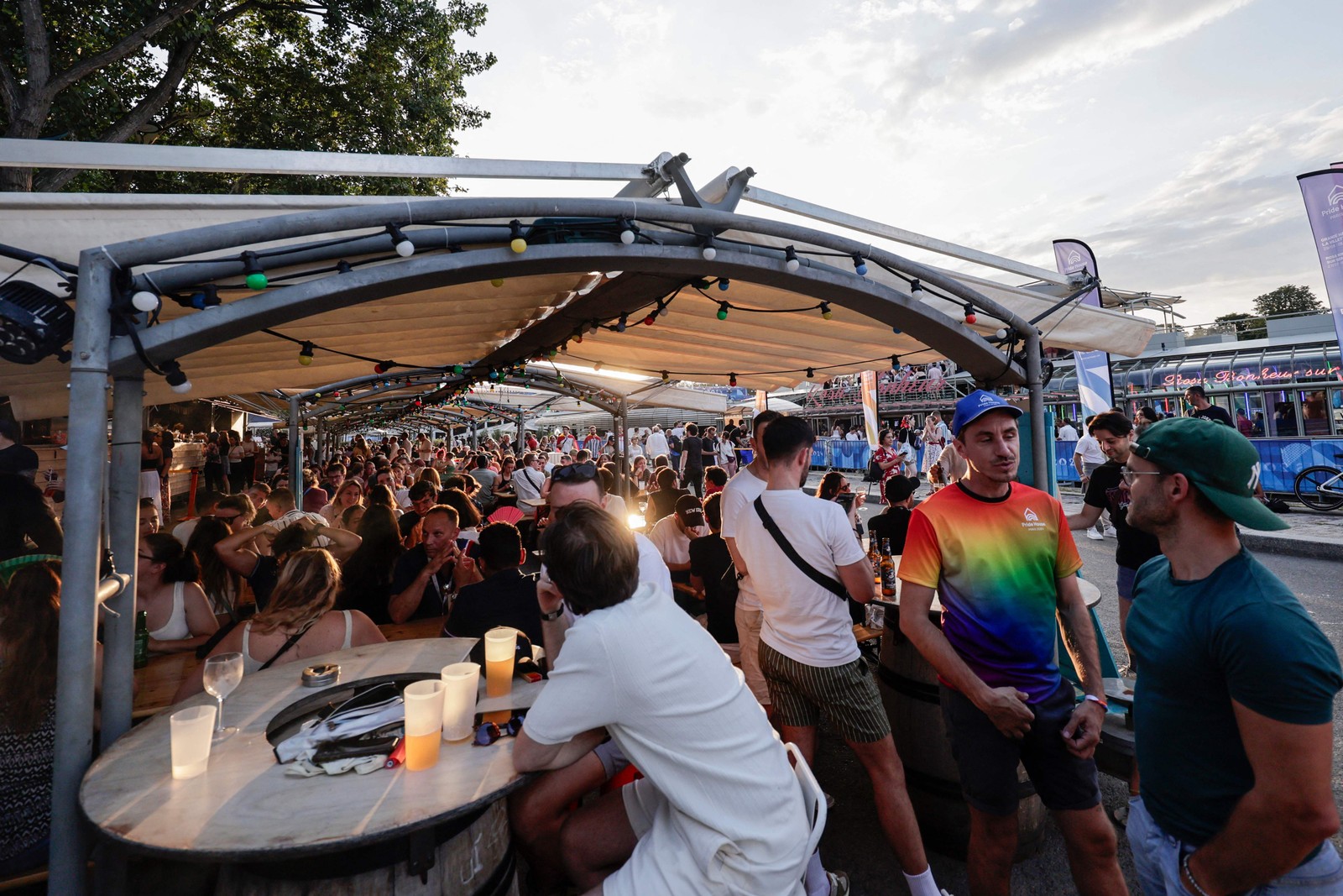 Paris-2024: fan zone voltada ao público LGBT+ é inaugurada às margens ...