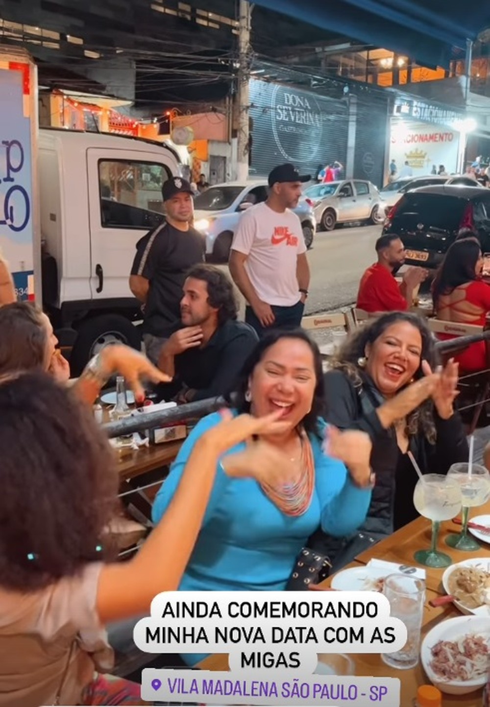 Mani Rego, mulher de Davi, e mãe de Gil do Vigor curtem a noite de São ...