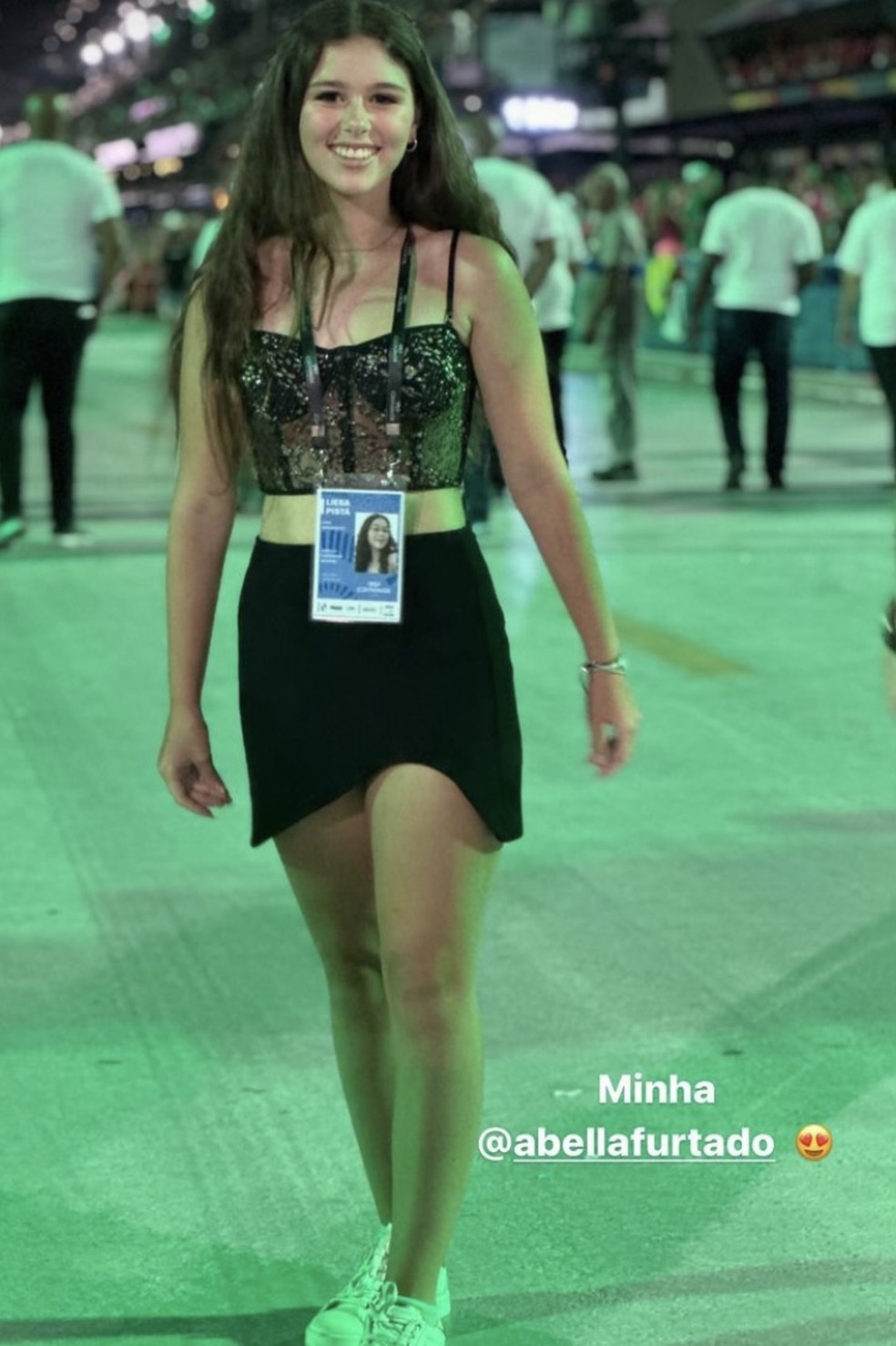 Ana Furtado assiste a desfiles na Sapucaí com Boninho e a filha de 15 anos