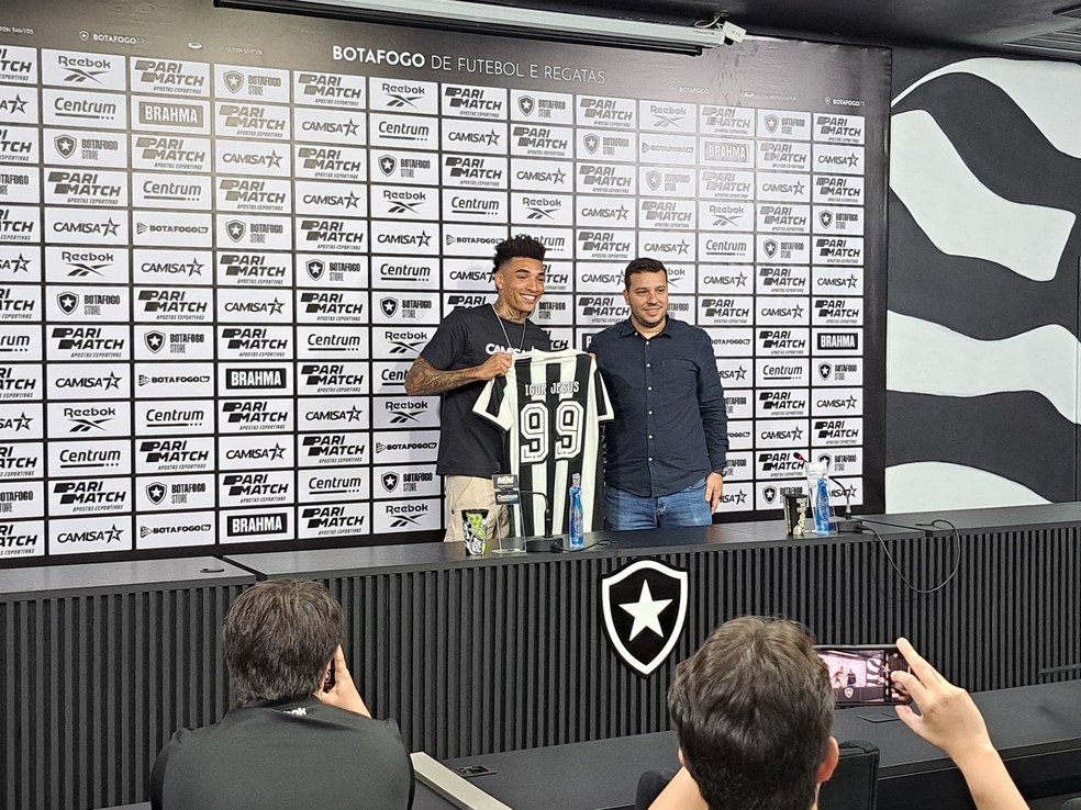 Igor Jesus se apresenta no Botafogo e destaca maturidade na carreira ...