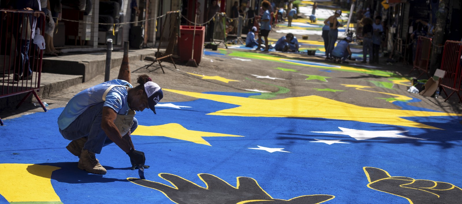 Vídeo: Rocinha entra no clima da Copa do Mundo e transforma Via Ápia em ...