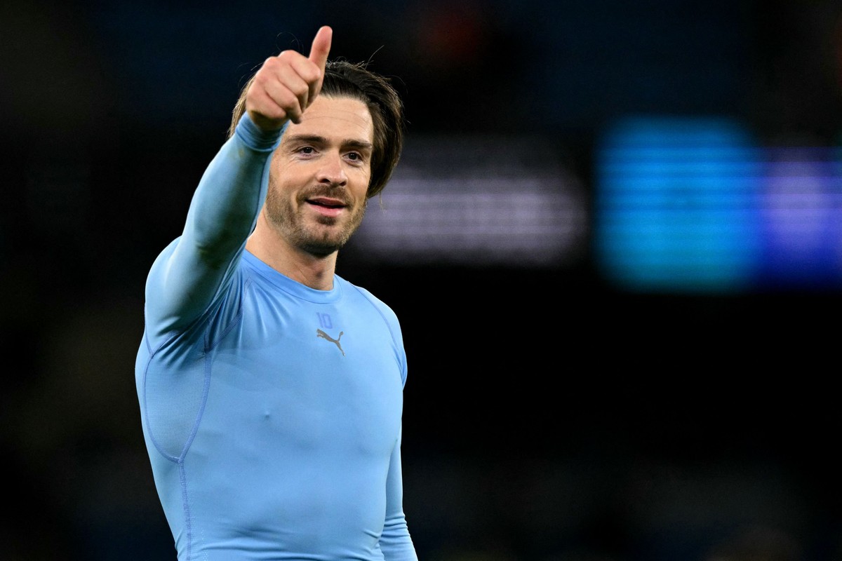 Jogador do Manchester City é flagrado saindo bêbado de bar na Inglaterra