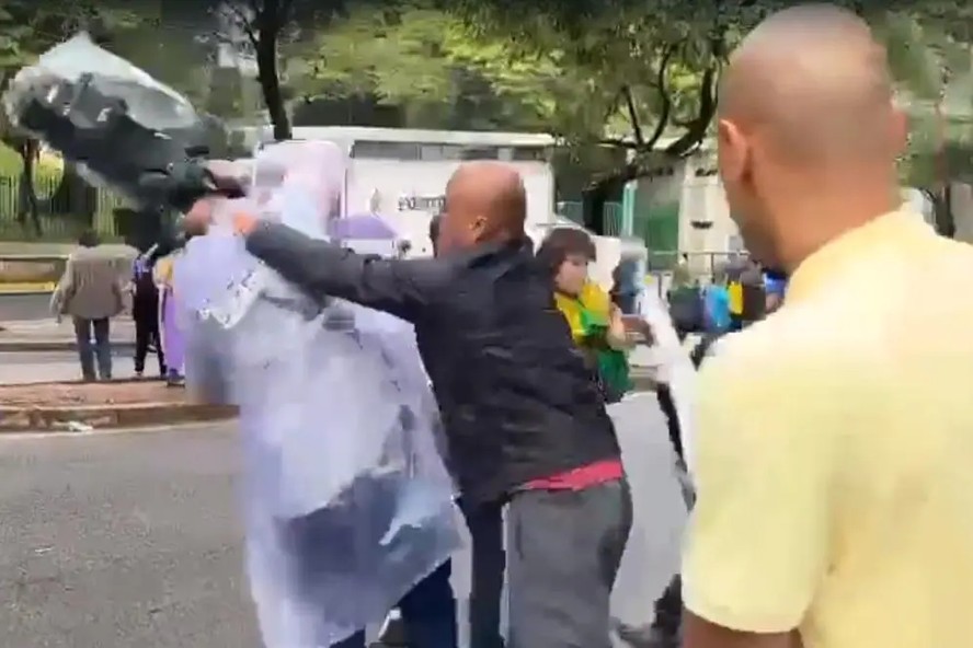Manifestantes bolsonaristas agridem jornalistas durante ação de ...