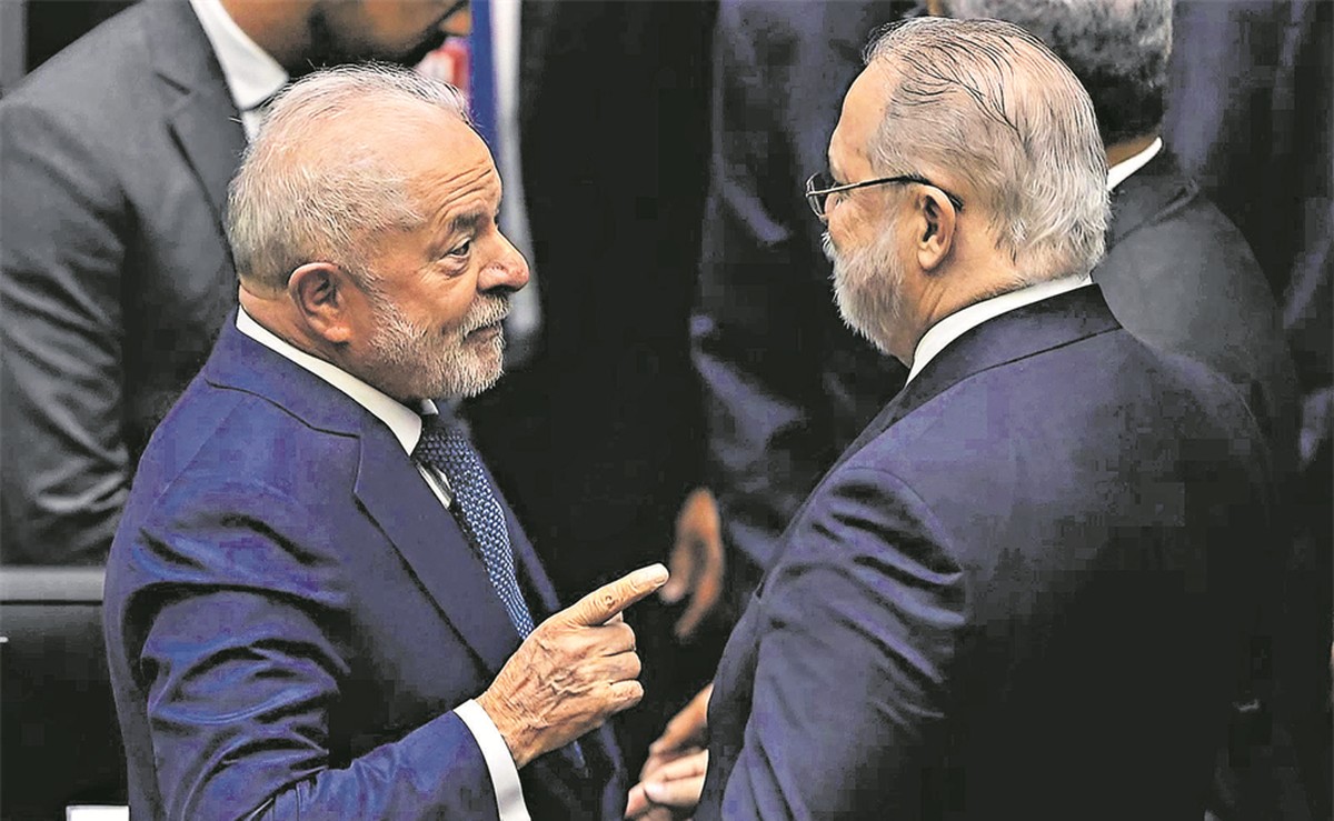 O presente controverso que Aras deu a Lula no encontro que tiveram a sós