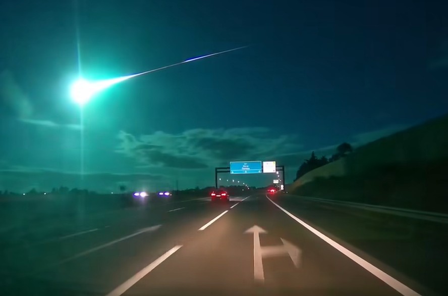 Meteoro corta o céu de Portugal e clarão transforma noite em dia por um ...