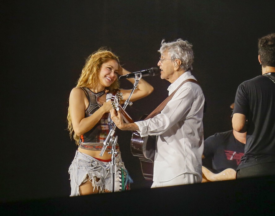 Shakira faz ensaio em Copacabana com Maria Bethânia e Caetano Veloso e ...