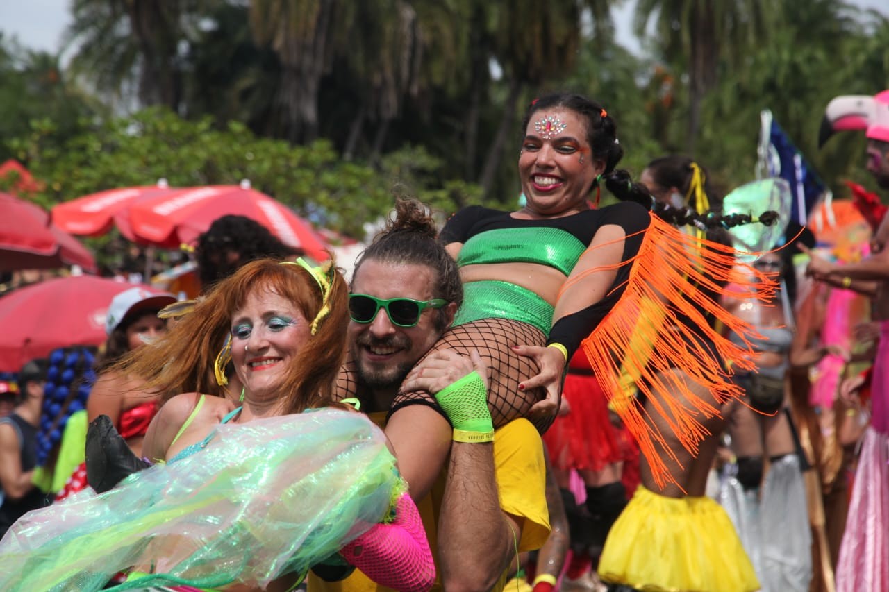 Acrobacias e acessibilidade: Orquestra Voadora desfila com ala formada ...