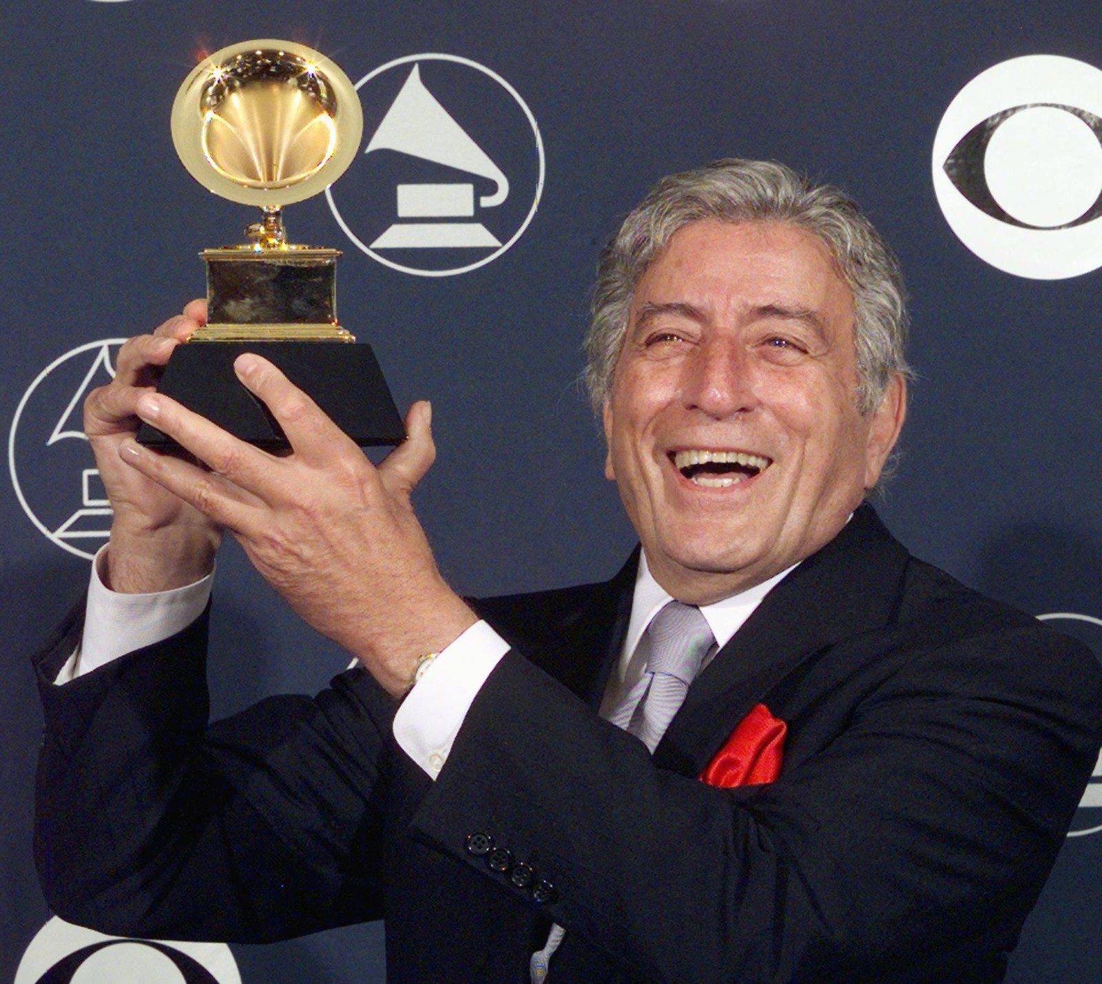 Tony Bennett superou batalhas na Segunda Guerra, vício em cocaína e máfia; entenda