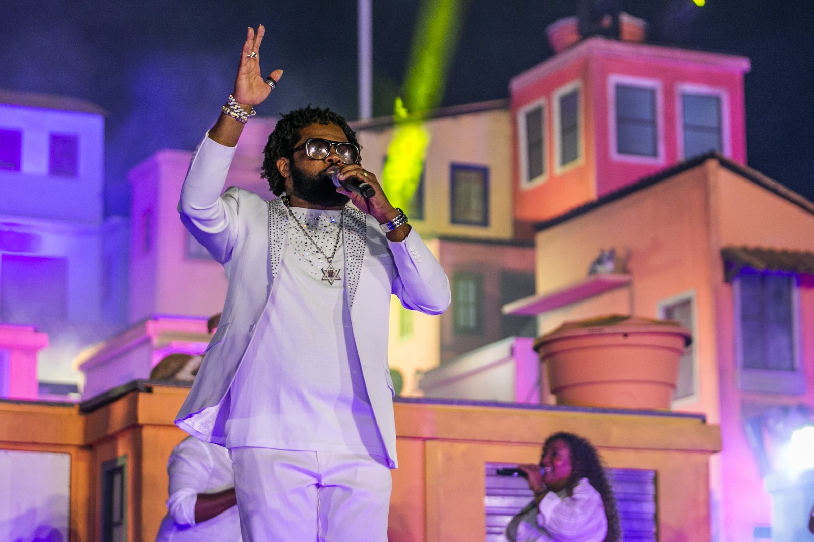 Crítica: Xande de Pilares se descola do ‘repertório Caetano’ e arrasta ...