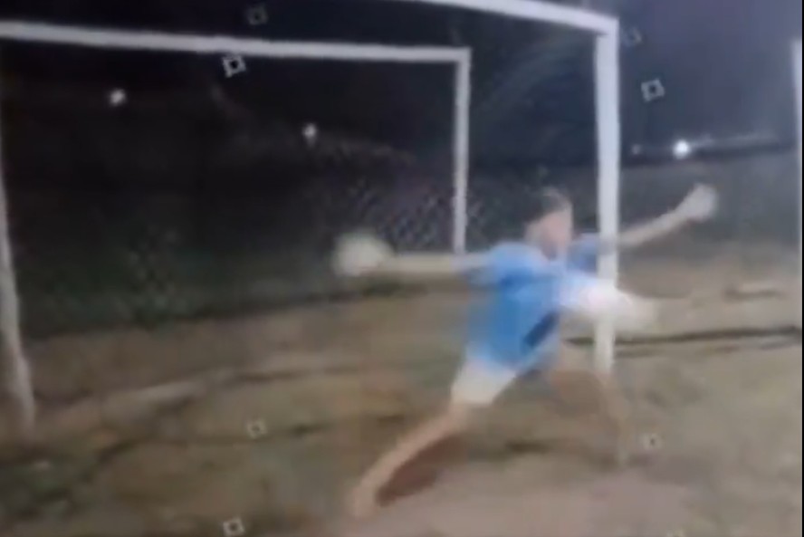 Goleiro de 16 anos morre após defender pênalti com o peito