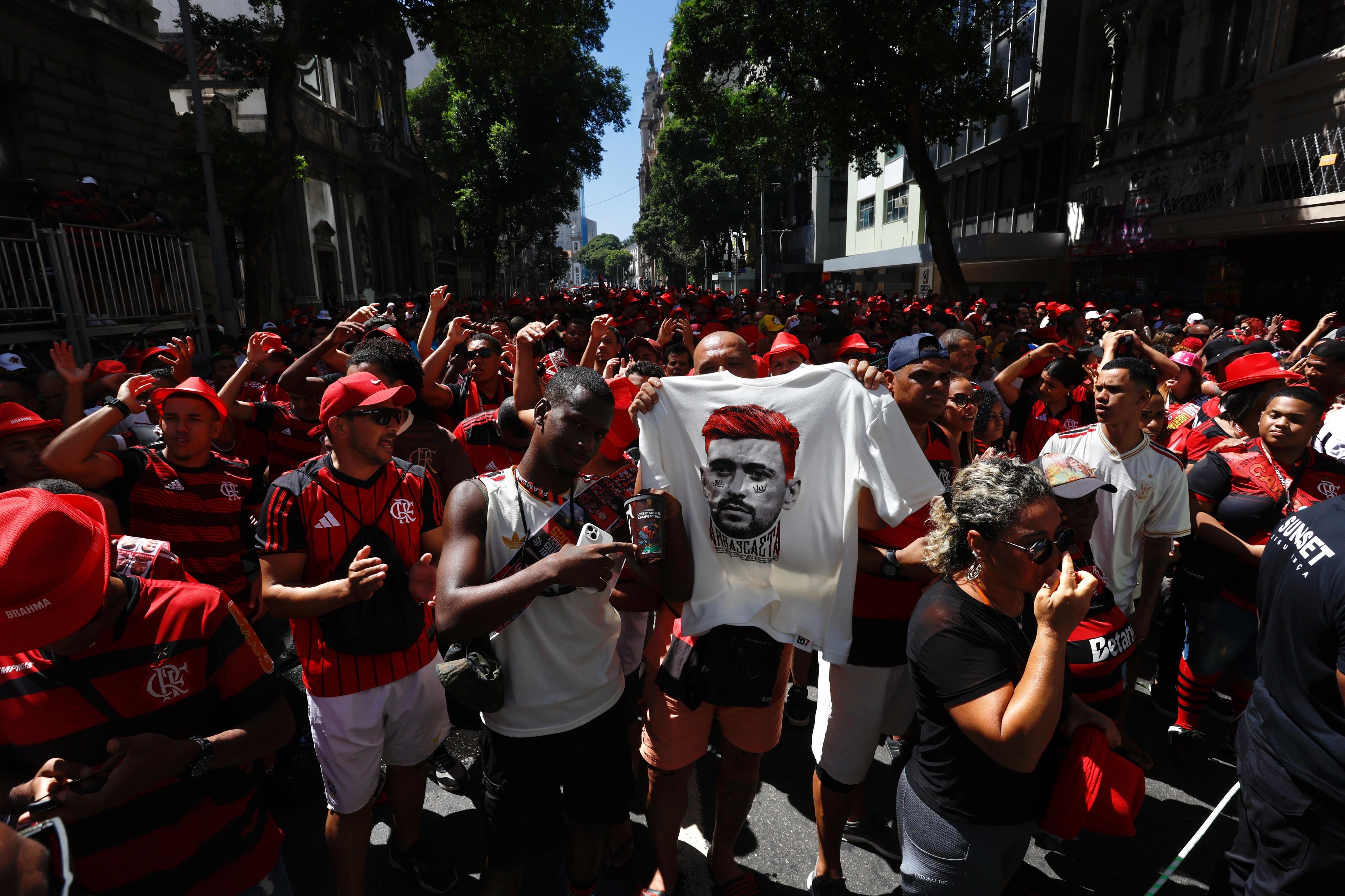 Após almoço, jogadores do Flamengo estão a caminho da festa no Centro
