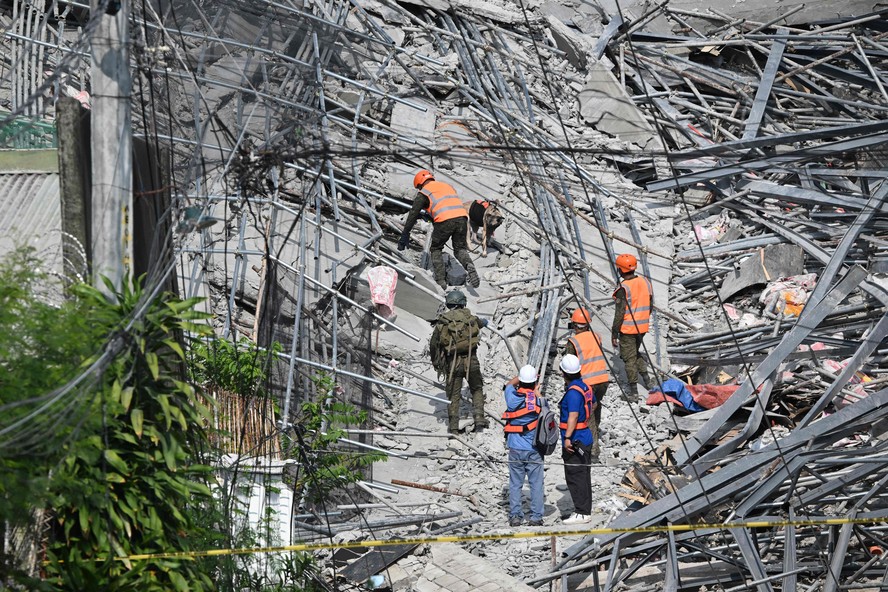 Número de mortos nas Filipinas devido a terremoto de magnitude 7,8 ...