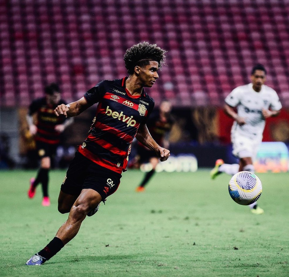 Daniel Alves intermedia negociações de joia do Sport, diz site