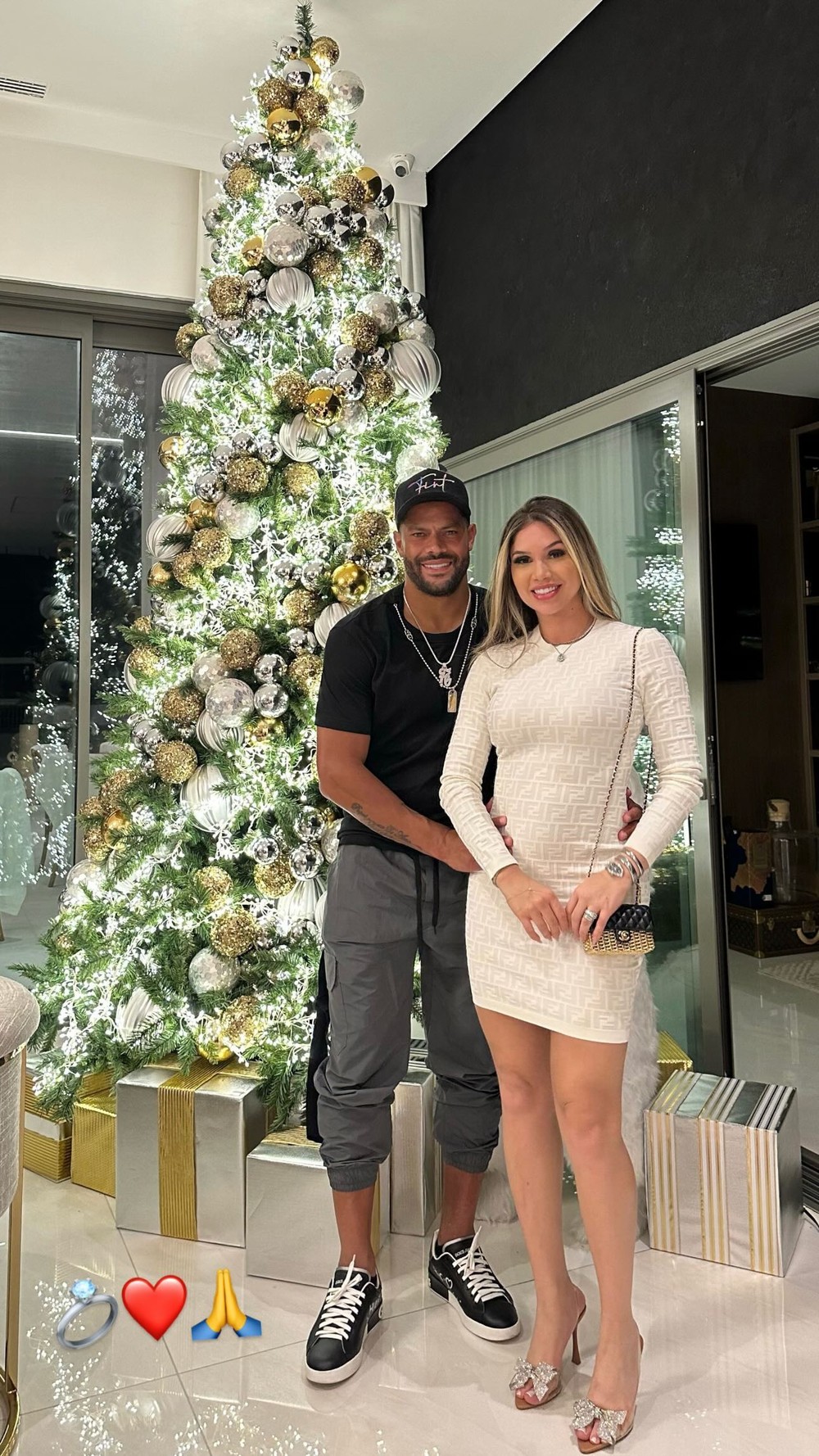 Hulk posa com Camila Ângelo e destaca barriga de gravidez da mulher em ...