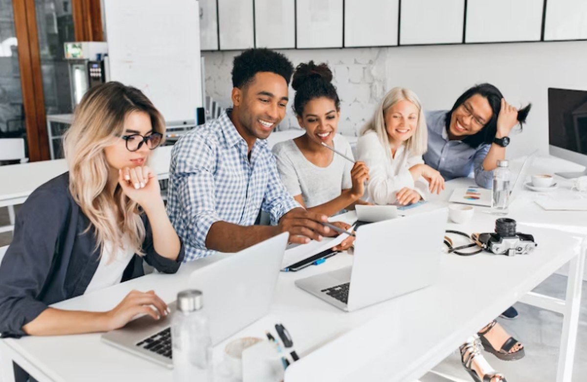 Vagas abertas para trainee têm salários de até R$ 8.500. Veja as empresas