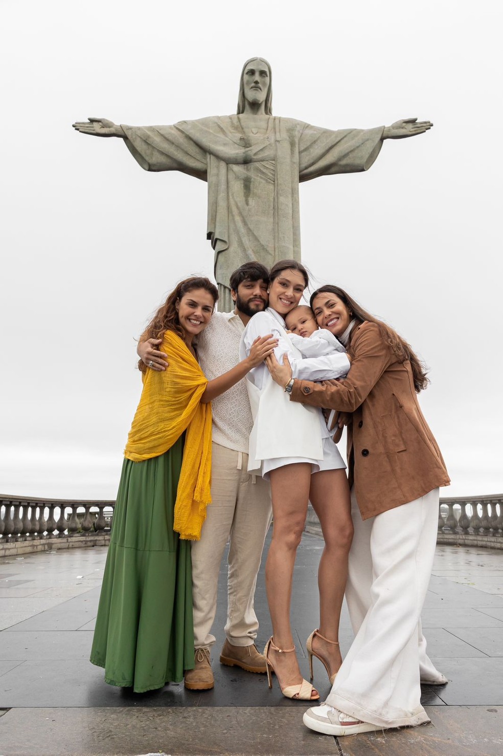Day Mesquita batiza o filho em cerimônia no Cristo Redentor. Veja fotos